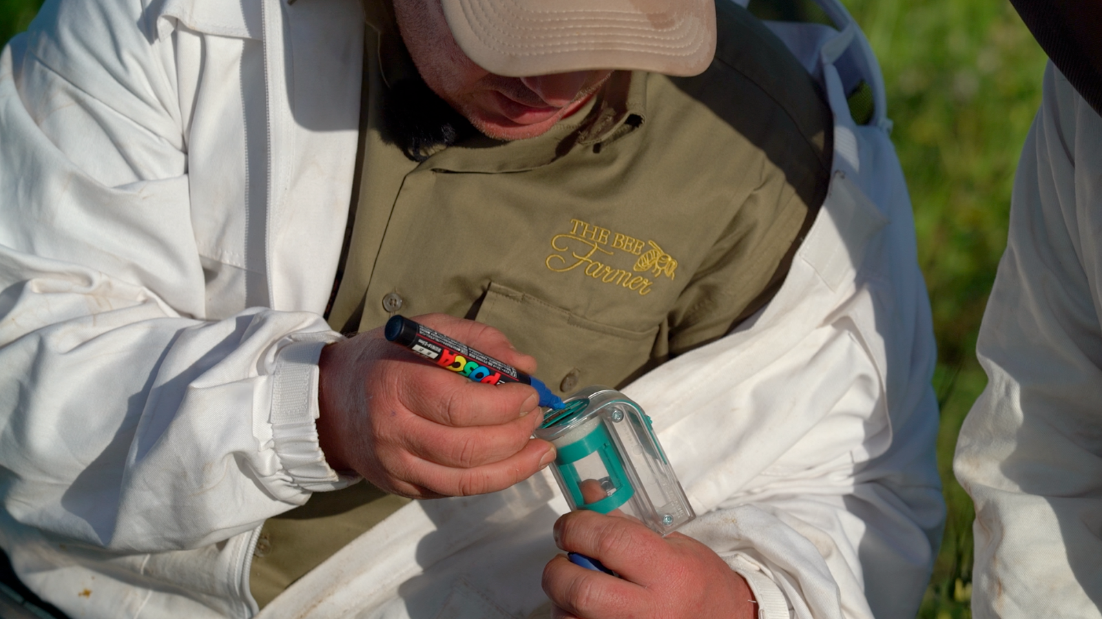 One Hand Queen Catcher - Ecrotek Beekeeping Supplies Australia